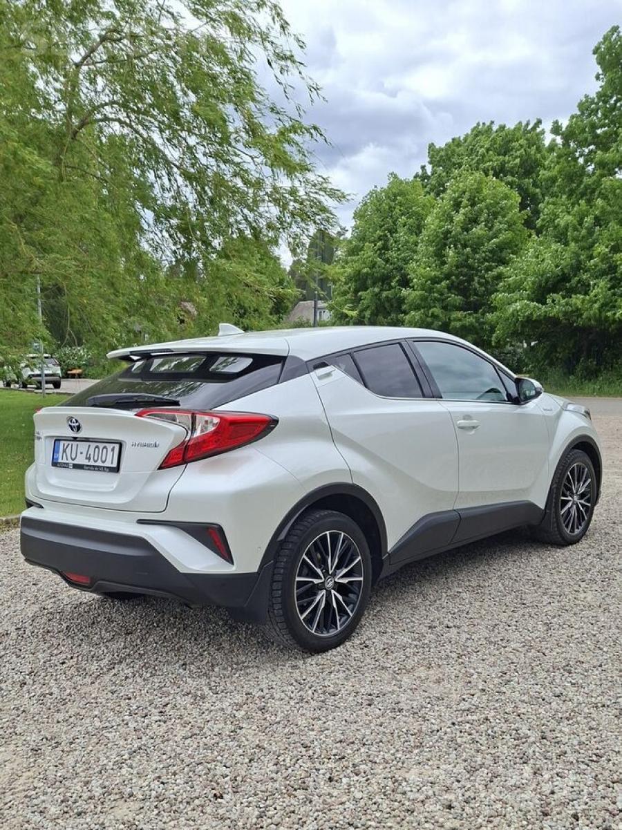 Белый Тойота C-HR 2017 в Юрмала, объемом двигателя 1.80 л и пробегом 90 тыс. км за 16990 €, фото 14 на AUTOMOTO.COM.LV
