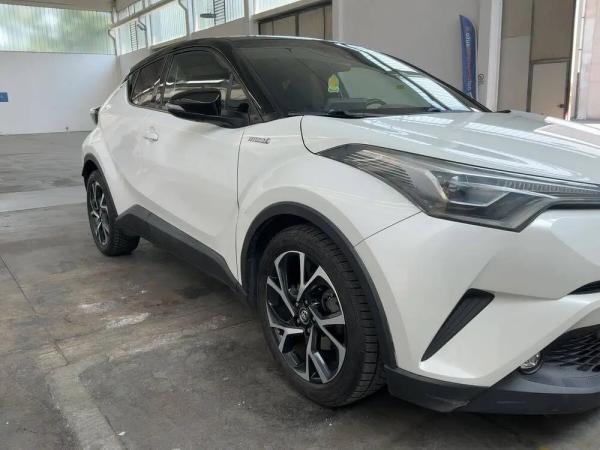 White Toyota C-HR 2017 in Daugavpils, with an engine capacity of 1.80 L and mileage of 118 thousand km for 16500 €, photo 1 on AUTOMOTO.COM.LV