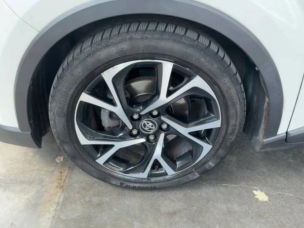 White Toyota C-HR 2017 in Daugavpils, with an engine capacity of 1.80 L and mileage of 118 thousand km for 16500 €, photo 9 on AUTOMOTO.COM.LV