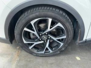 Balts Toyota C-HR 2017 Daugavpils, ar dzinēja tilpumu 1.80 L un nobraukumu 118 tūkst. km par 16500 €, foto 10 vietnē AUTOMOTO.COM.LV