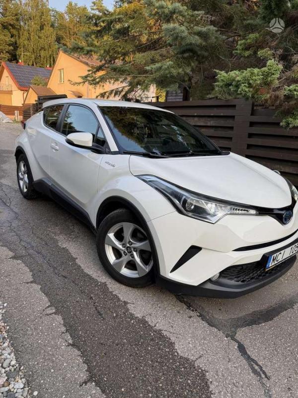 Balts Toyota C-HR 2017 Viļņa, ar dzinēja tilpumu 1.80 L un nobraukumu 180 tūkst. km par 14800 €, foto  vietnē AUTOMOTO.COM.LV