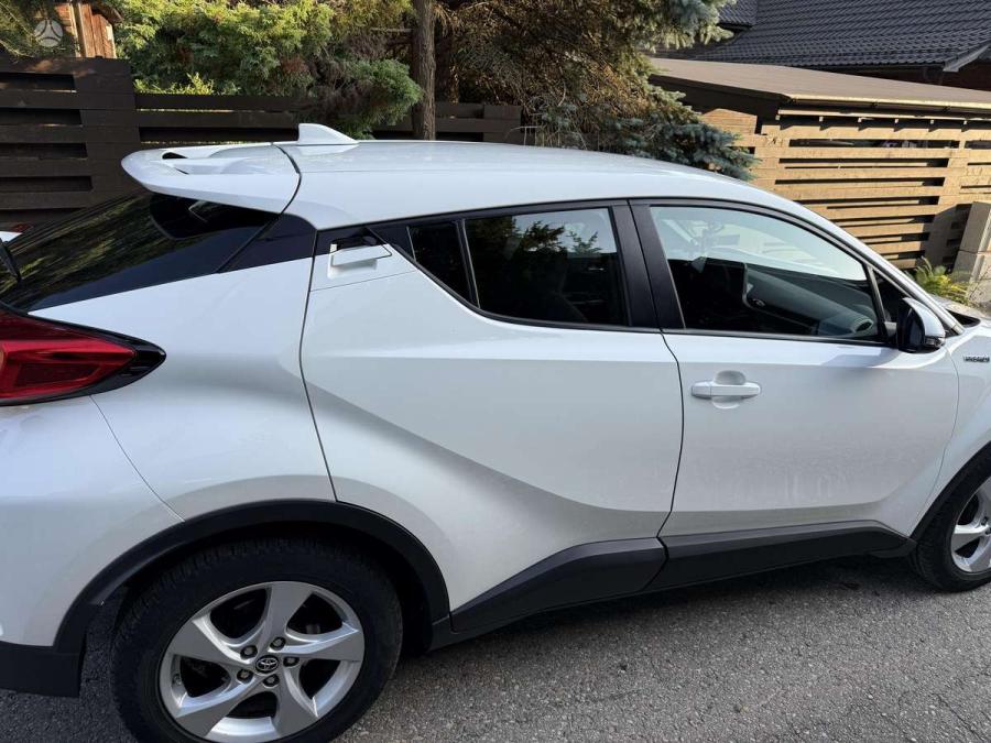 Белый Тойота C-HR 2017 в Вильнюс, объемом двигателя 1.80 л и пробегом 180 тыс. км за 14800 €, фото 3 на AUTOMOTO.COM.LV
