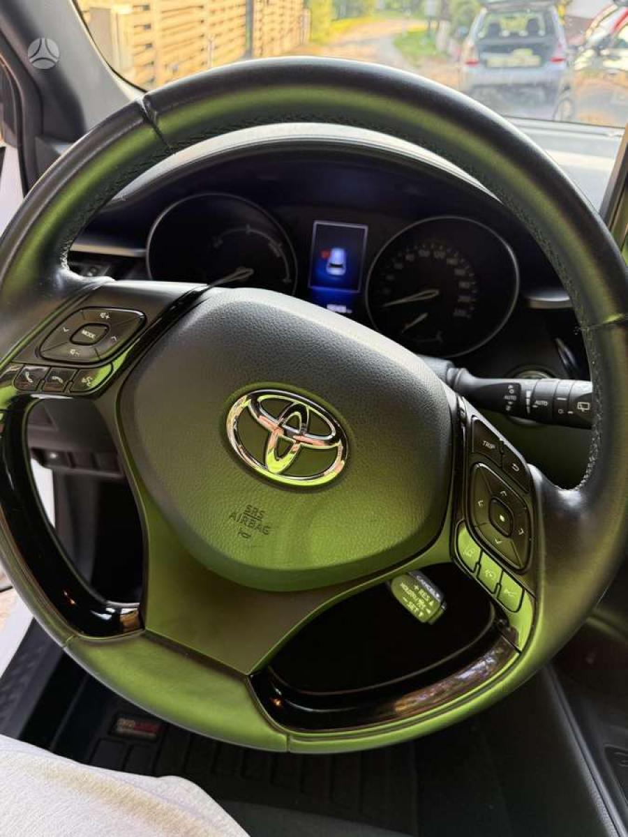 Белый Тойота C-HR 2017 в Вильнюс, объемом двигателя 1.80 л и пробегом 180 тыс. км за 14800 €, фото 9 на AUTOMOTO.COM.LV