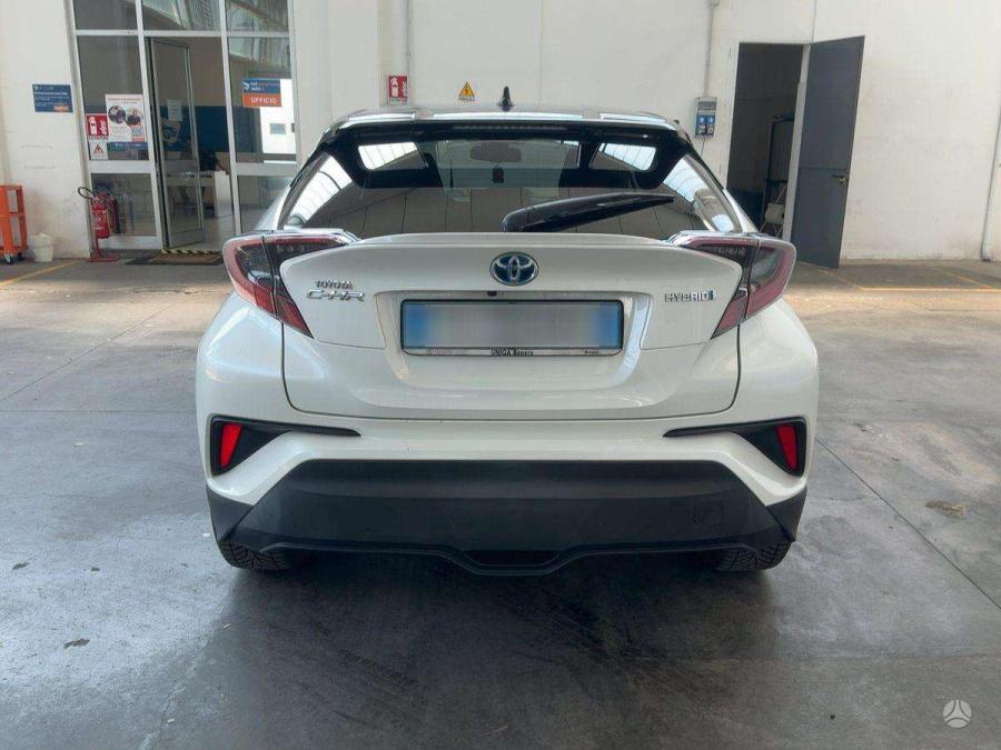Белый Тойота C-HR 2017 в Даугавпилс, объемом двигателя 1.80 л и пробегом 118 тыс. км за 16500 €, фото 8 на AUTOMOTO.COM.LV
