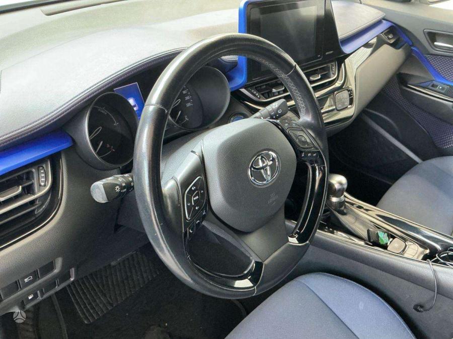 Белый Тойота C-HR 2017 в Даугавпилс, объемом двигателя 1.80 л и пробегом 118 тыс. км за 16500 €, фото 12 на AUTOMOTO.COM.LV