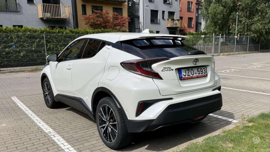 Белый Тойота C-HR 2017 в Вильнюс, объемом двигателя 1.20 л и пробегом 104 тыс. км за 14500 €, фото 5 на AUTOMOTO.COM.LV