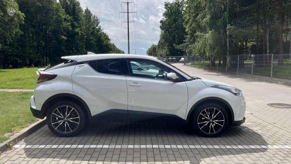 White Toyota C-HR 2017 in Vilnius, with an engine capacity of 1.20 L and mileage of 104 thousand km for 14500 €, photo 8 on AUTOMOTO.COM.LV