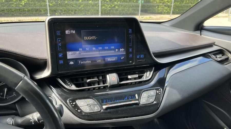Белый Тойота C-HR 2017 в Вильнюс, объемом двигателя 1.20 л и пробегом 104 тыс. км за 14500 €, фото 15 на AUTOMOTO.COM.LV
