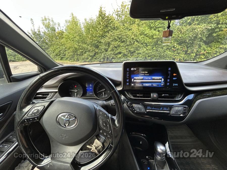 Белый Тойота C-HR 2017 в Нарва, объемом двигателя 1.20 л и пробегом 86 тыс. км за 14900 €, фото 4 на AUTOMOTO.COM.LV