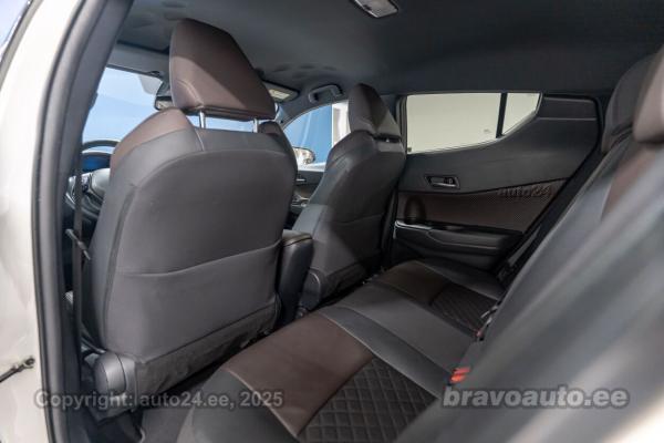 White Toyota C-HR 2018 in Tallinn, with an engine capacity of 1.80 L and mileage of 126 thousand km for 16900 €, photo 11 on AUTOMOTO.COM.LV