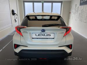 Белый Тойота C-HR 2018 в Таллин, объемом двигателя 1.80 л и пробегом 111 тыс. км за 16900 €, фото 4 на AUTOMOTO.COM.LV