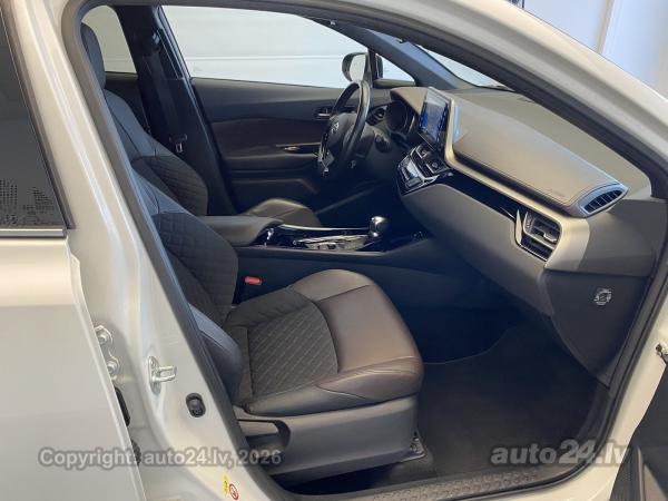 White Toyota C-HR 2018 in Tallinn, with an engine capacity of 1.80 L and mileage of 111 thousand km for 16900 €, photo 7 on AUTOMOTO.COM.LV