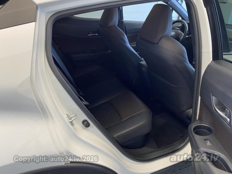 Белый Тойота C-HR 2018 в Таллин, объемом двигателя 1.80 л и пробегом 111 тыс. км за 16900 €, фото 9 на AUTOMOTO.COM.LV