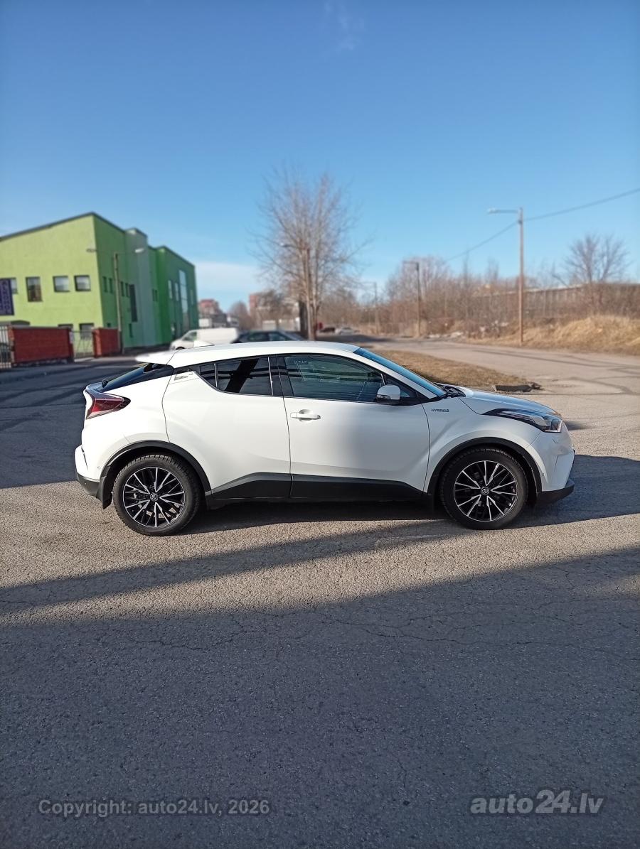Белый Тойота C-HR 2018 в Таллин, объемом двигателя 1.80 л и пробегом 128 тыс. км за 17300 €, фото 5 на AUTOMOTO.COM.LV