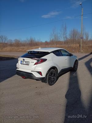 Белый Тойота C-HR 2018 в Таллин, объемом двигателя 1.80 л и пробегом 128 тыс. км за 17300 €, фото 6 на AUTOMOTO.COM.LV