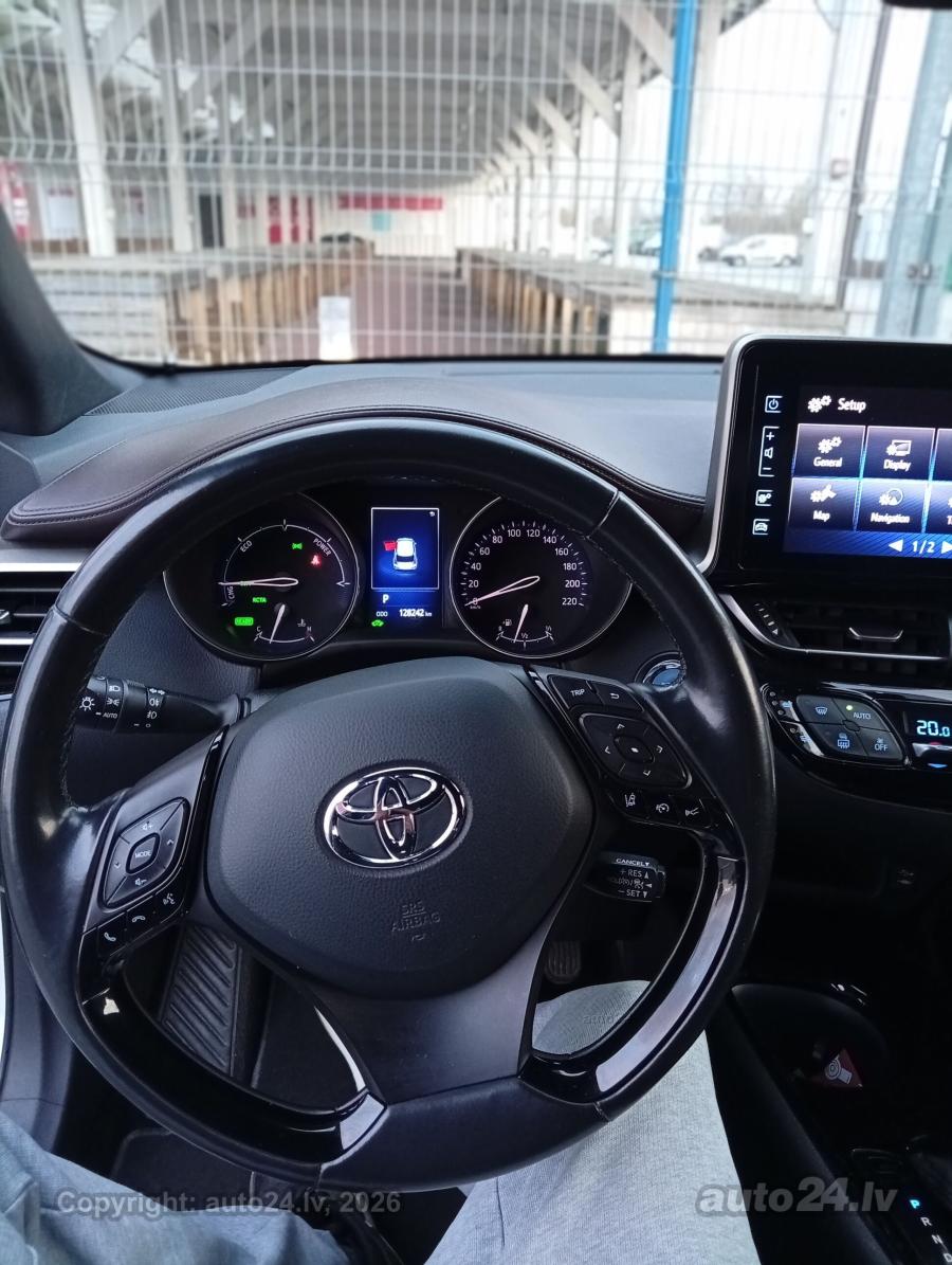 Белый Тойота C-HR 2018 в Таллин, объемом двигателя 1.80 л и пробегом 128 тыс. км за 17300 €, фото 10 на AUTOMOTO.COM.LV