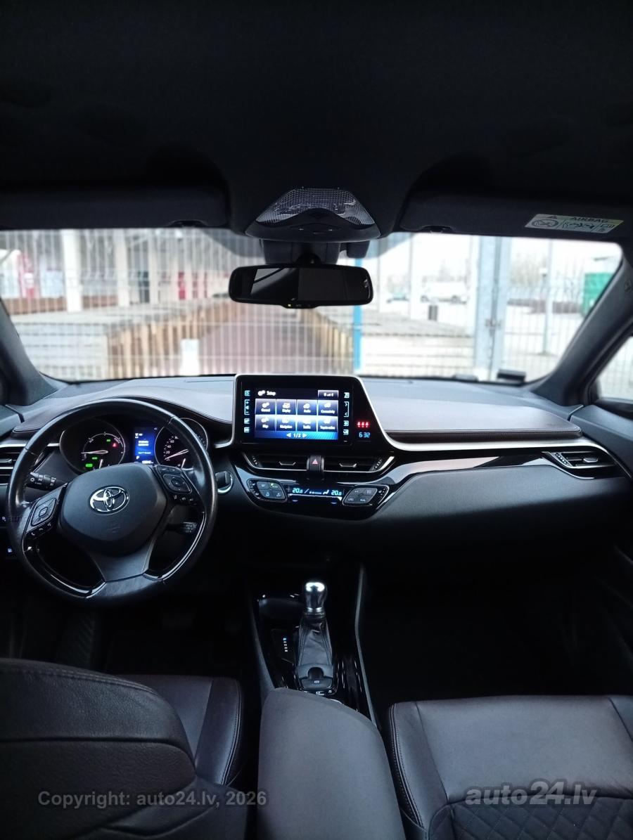 Белый Тойота C-HR 2018 в Таллин, объемом двигателя 1.80 л и пробегом 128 тыс. км за 17300 €, фото 14 на AUTOMOTO.COM.LV