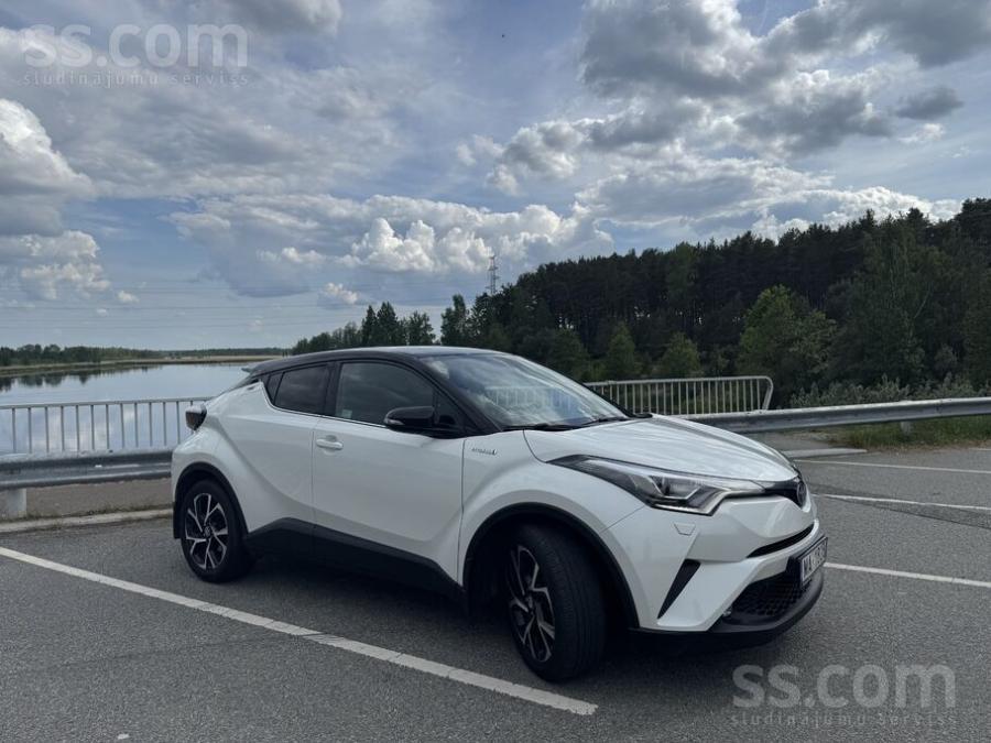 White Toyota C-HR 2018 in Riga, with an engine capacity of 1.80 L and mileage of 167 thousand km for 16900 €, photo 1 on AUTOMOTO.COM.LV