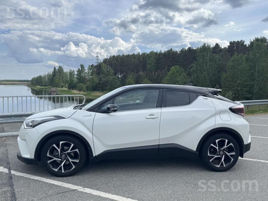 White Toyota C-HR 2018 in Riga, with an engine capacity of 1.80 L and mileage of 167 thousand km for 16900 €, photo 3 on AUTOMOTO.COM.LV