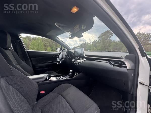 White Toyota C-HR 2018 in Riga, with an engine capacity of 1.80 L and mileage of 167 thousand km for 16900 €, photo 3 on AUTOMOTO.COM.LV