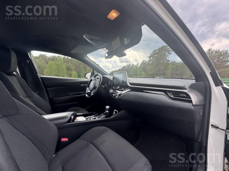White Toyota C-HR 2018 in Riga, with an engine capacity of 1.80 L and mileage of 167 thousand km for 16900 €, photo 4 on AUTOMOTO.COM.LV