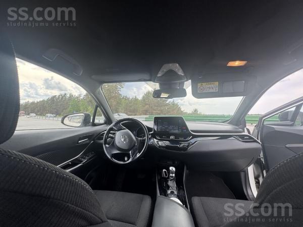 White Toyota C-HR 2018 in Riga, with an engine capacity of 1.80 L and mileage of 167 thousand km for 16900 €, photo 4 on AUTOMOTO.COM.LV