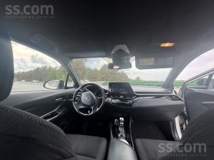 White Toyota C-HR 2018 in Riga, with an engine capacity of 1.80 L and mileage of 167 thousand km for 16900 €, photo 5 on AUTOMOTO.COM.LV