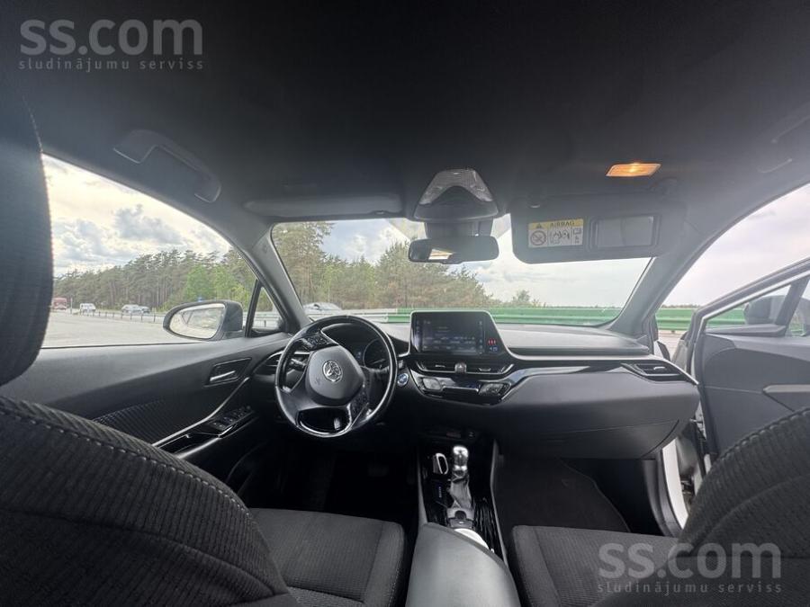 White Toyota C-HR 2018 in Riga, with an engine capacity of 1.80 L and mileage of 167 thousand km for 16900 €, photo 5 on AUTOMOTO.COM.LV