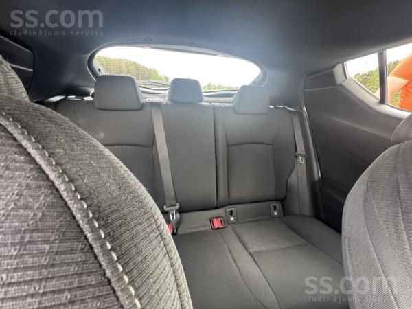 White Toyota C-HR 2018 in Riga, with an engine capacity of 1.80 L and mileage of 167 thousand km for 16900 €, photo 6 on AUTOMOTO.COM.LV