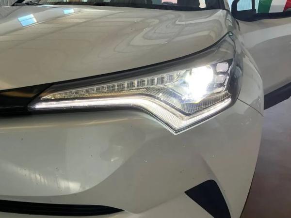 White Toyota C-HR 2018 in Daugavpils, with an engine capacity of 1.80 L and mileage of 119 thousand km for 16250 €, photo 9 on AUTOMOTO.COM.LV