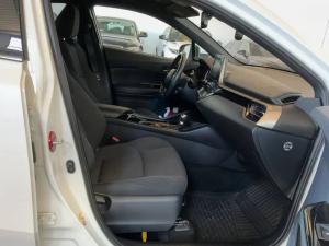 Balts Toyota C-HR 2018 Daugavpils, ar dzinēja tilpumu 1.80 L un nobraukumu 119 tūkst. km par 16250 €, foto 13 vietnē AUTOMOTO.COM.LV