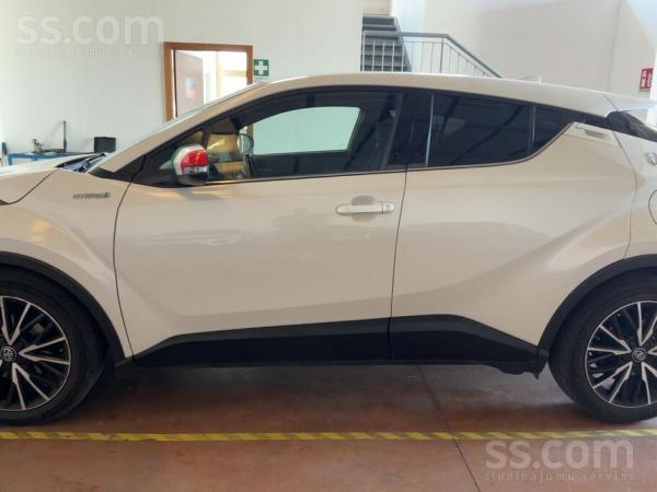 Белый Тойота C-HR 2018 в Даугавпилс, объемом двигателя 1.80 л и пробегом 119 тыс. км за 16750 €, фото 2 на AUTOMOTO.COM.LV
