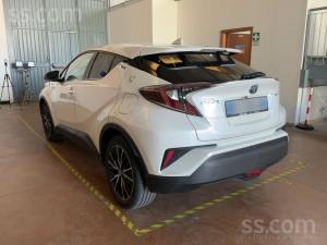Белый Тойота C-HR 2018 в Даугавпилс, объемом двигателя 1.80 л и пробегом 119 тыс. км за 16750 €, фото 4 на AUTOMOTO.COM.LV