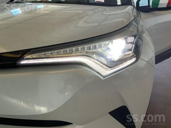 Белый Тойота C-HR 2018 в Даугавпилс, объемом двигателя 1.80 л и пробегом 119 тыс. км за 16750 €, фото 5 на AUTOMOTO.COM.LV