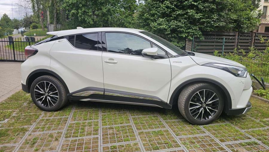 Balts Toyota C-HR 2018 Viļņa, ar dzinēja tilpumu 1.80 L un nobraukumu 110 tūkst. km par 16650 €, foto 1 vietnē AUTOMOTO.COM.LV