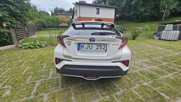 White Toyota C-HR 2018 in Vilnius, with an engine capacity of 1.80 L and mileage of 110 thousand km for 16650 €, photo 4 on AUTOMOTO.COM.LV