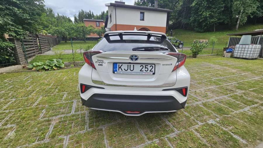 Balts Toyota C-HR 2018 Viļņa, ar dzinēja tilpumu 1.80 L un nobraukumu 110 tūkst. km par 16650 €, foto 5 vietnē AUTOMOTO.COM.LV