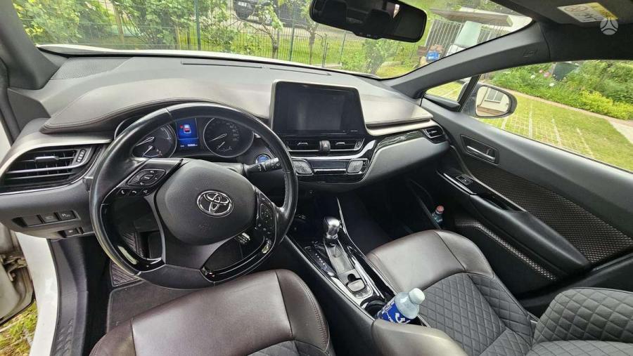 Balts Toyota C-HR 2018 Viļņa, ar dzinēja tilpumu 1.80 L un nobraukumu 110 tūkst. km par 16650 €, foto 7 vietnē AUTOMOTO.COM.LV