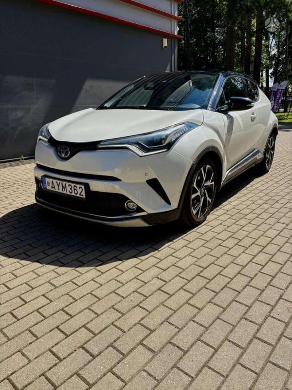 White Toyota C-HR 2018 in Alytus, with an engine capacity of 1.80 L and mileage of 370 thousand km for 11499 €, photo 1 on AUTOMOTO.COM.LV