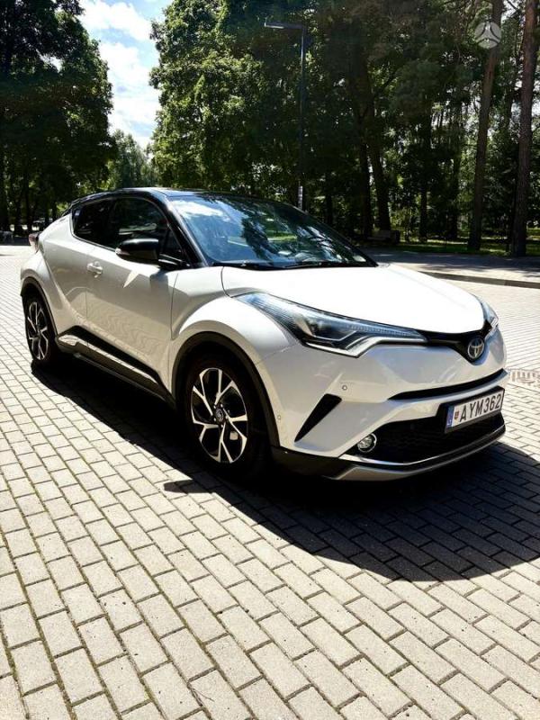 White Toyota C-HR 2018 in Alytus, with an engine capacity of 1.80 L and mileage of 370 thousand km for 11499 €, photo 3 on AUTOMOTO.COM.LV