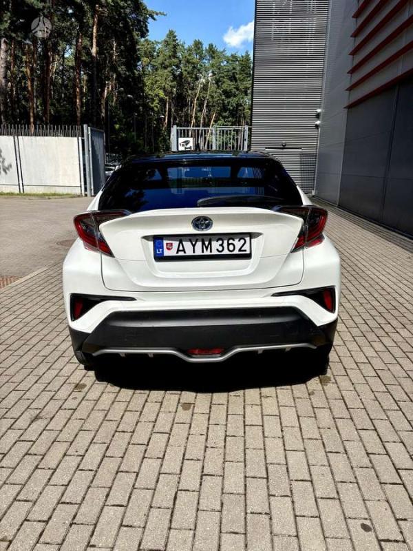 White Toyota C-HR 2018 in Alytus, with an engine capacity of 1.80 L and mileage of 370 thousand km for 11499 €, photo 5 on AUTOMOTO.COM.LV