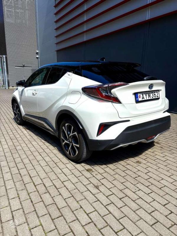 White Toyota C-HR 2018 in Alytus, with an engine capacity of 1.80 L and mileage of 370 thousand km for 11499 €, photo 6 on AUTOMOTO.COM.LV