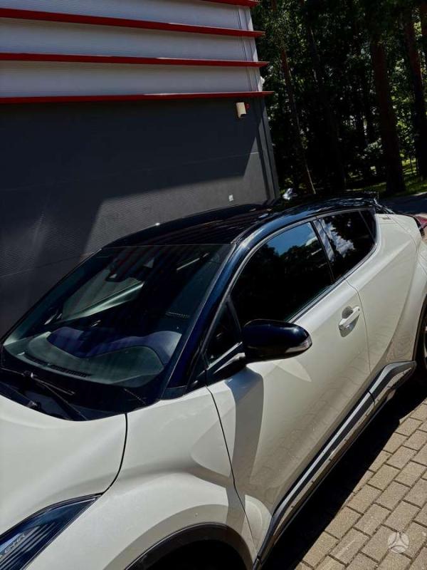 White Toyota C-HR 2018 in Alytus, with an engine capacity of 1.80 L and mileage of 370 thousand km for 11499 €, photo 7 on AUTOMOTO.COM.LV