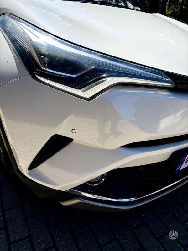 White Toyota C-HR 2018 in Alytus, with an engine capacity of 1.80 L and mileage of 370 thousand km for 11499 €, photo 9 on AUTOMOTO.COM.LV