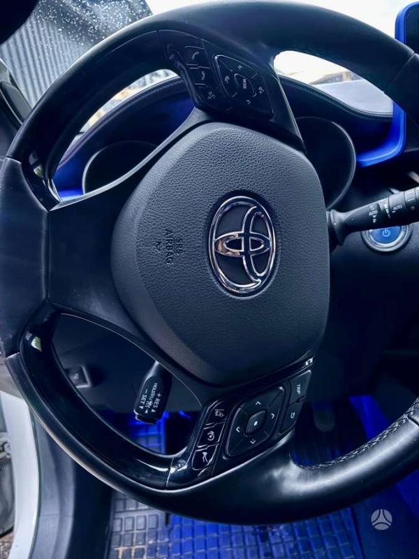 White Toyota C-HR 2018 in Alytus, with an engine capacity of 1.80 L and mileage of 370 thousand km for 11499 €, photo 10 on AUTOMOTO.COM.LV
