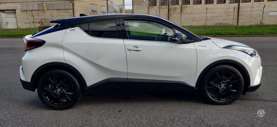 Белый Тойота C-HR 2018 в Клайпеда, объемом двигателя 1.80 л и пробегом 88 тыс. км за 16300 €, фото 7 на AUTOMOTO.COM.LV