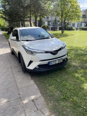 Balts Toyota C-HR 2018 Panevēža, ar dzinēja tilpumu 1.20 L un nobraukumu 133 tūkst. km par 13000 €, foto  vietnē AUTOMOTO.COM.LV
