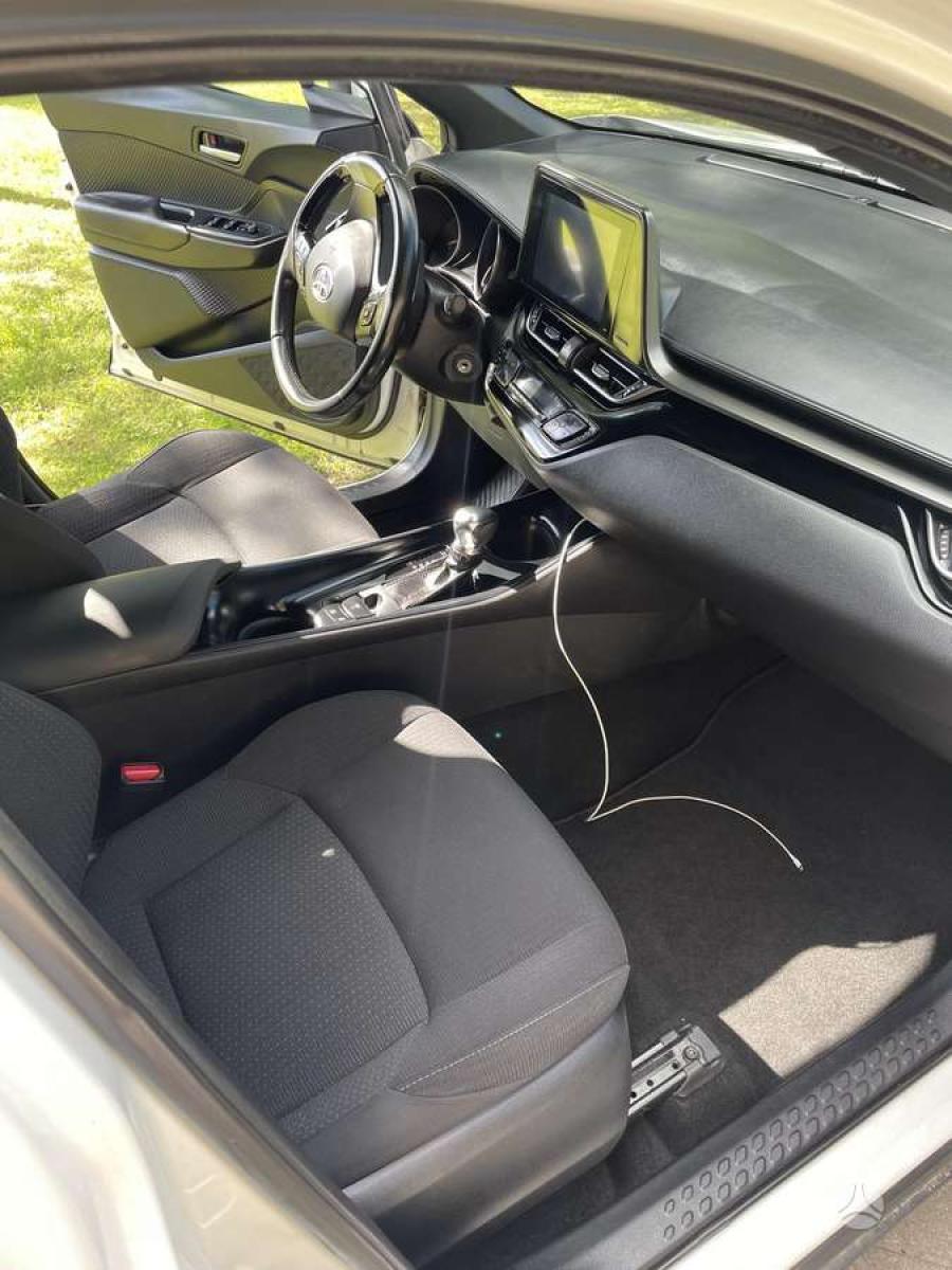 White Toyota C-HR 2018 in Panevezys, with an engine capacity of 1.20 L and mileage of 133 thousand km for 13000 €, photo 3 on AUTOMOTO.COM.LV