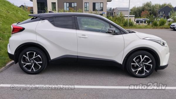 White Toyota C-HR 2018 in Tallinn, with an engine capacity of 1.20 L and mileage of 61 thousand km for 16490 €, photo 5 on AUTOMOTO.COM.LV
