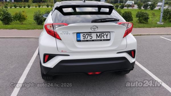 White Toyota C-HR 2018 in Tallinn, with an engine capacity of 1.20 L and mileage of 61 thousand km for 16490 €, photo 6 on AUTOMOTO.COM.LV